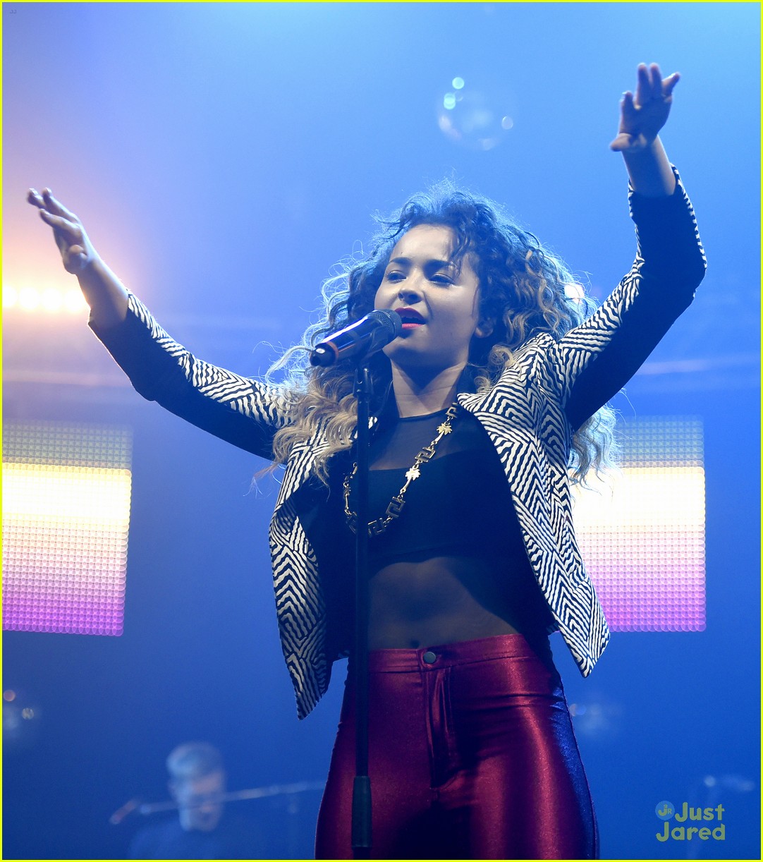 Ella Henderson And Ella Eyre Steal The Show At Metro Radio Christmas Live Photo 748267 Photo