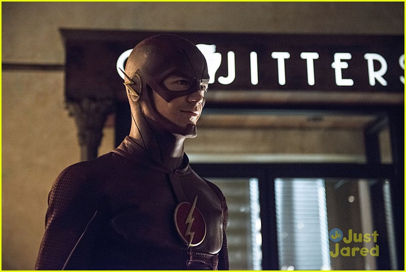 Barry Allen & Cisco Ramon Bar Hop Around On 'The Flash' | Photo 740282 ...