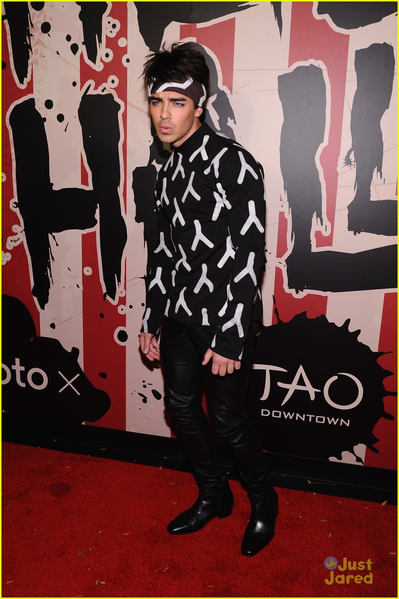 Joe Jonas Nails Zoolander At Heidi Klum's Annual Halloween Party ...