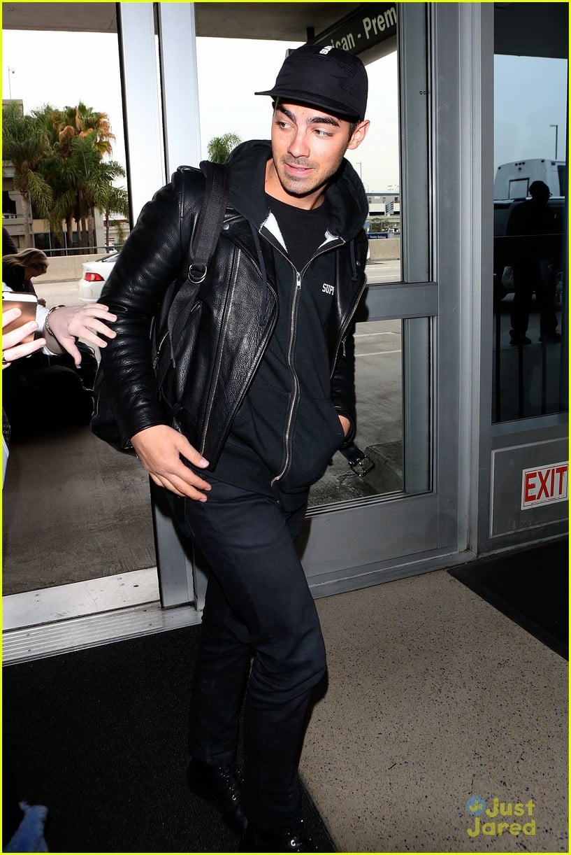 Joe Jonas Runs into Fans On His Way to Miami | Photo 749052 - Photo ...