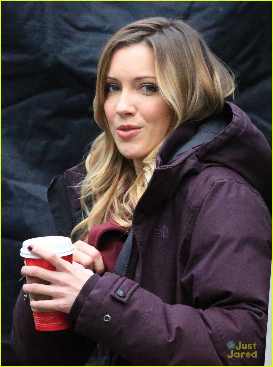 Katie Cassidy Throws Some Punches Around The 'Arrow' Set | Photo 750536 ...