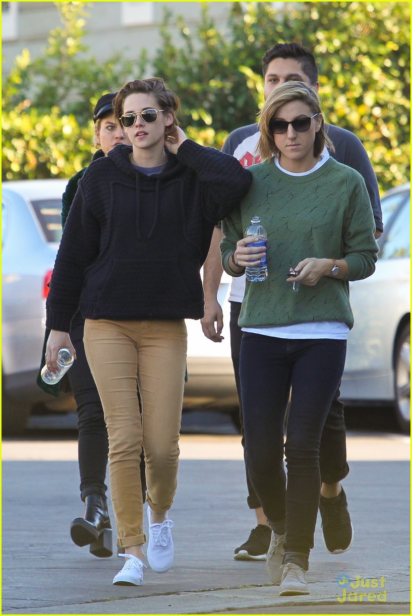 Kristen Stewart & Alicia Cargile Grab After Christmas Lunch With ...