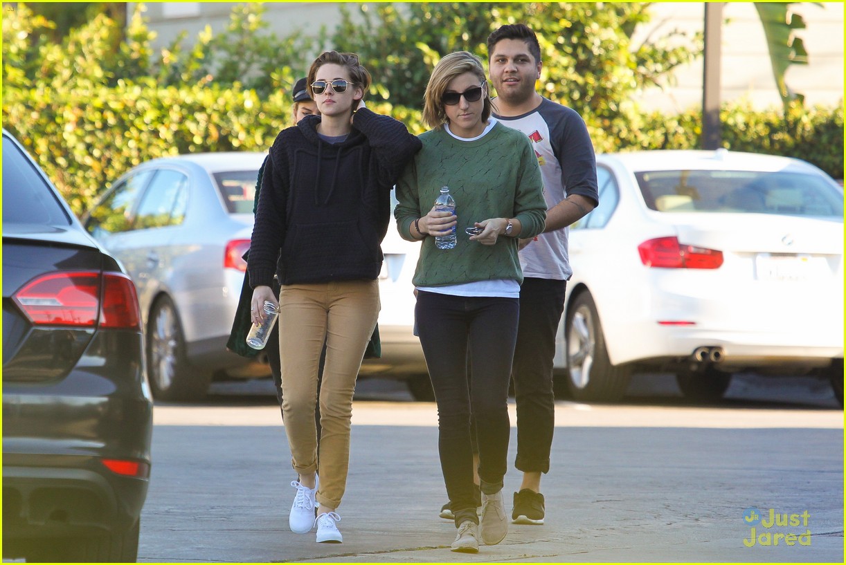 Kristen Stewart & Alicia Cargile Grab After Christmas Lunch With ...