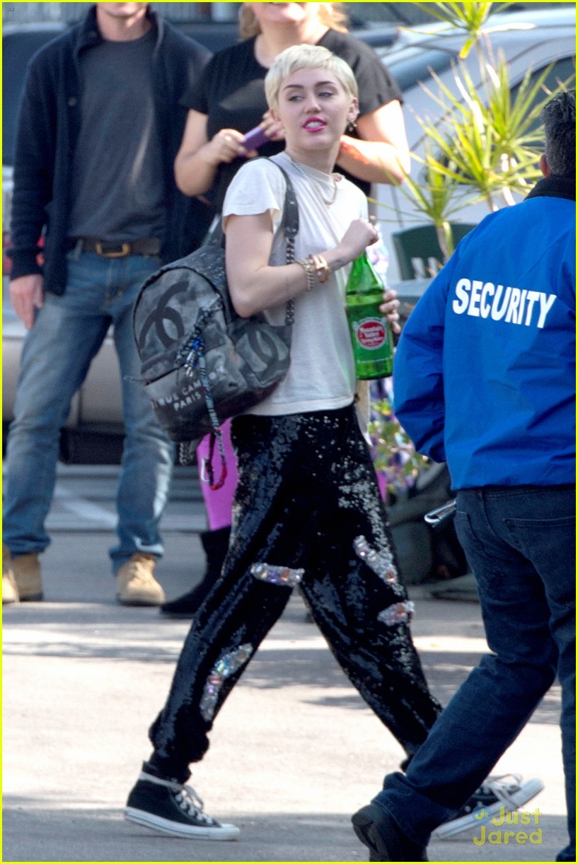 Miley Cyrus' Hot Lips Are the Center of Attention in Mac Glam Ad ...