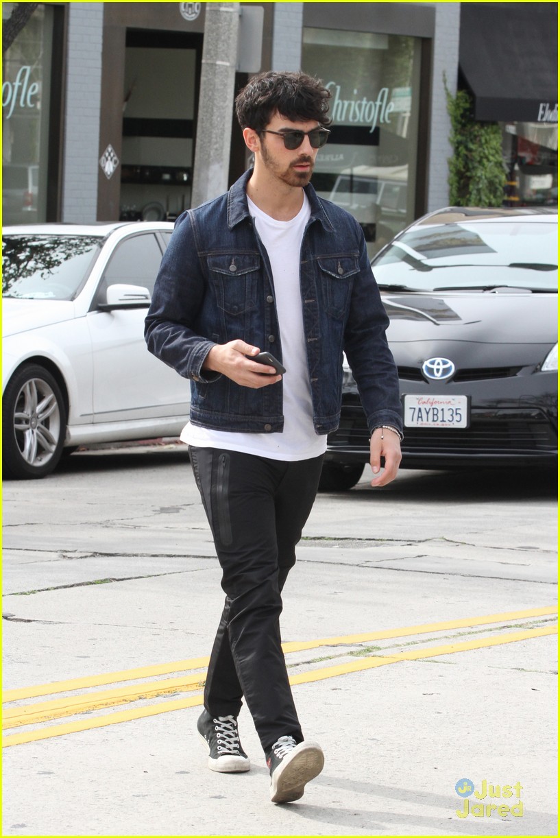 Joe Jonas' Pizza Earrings Pic Is The Best Thing On Instagram | Photo ...