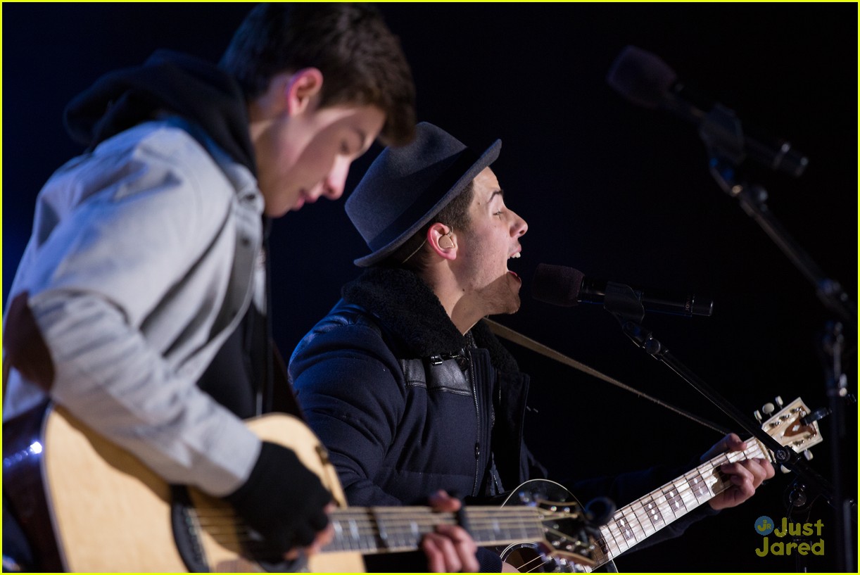 Nick Jonas & Shawn Mendes Duet 'Lean on Me' on New Year's Eve - Watch ...