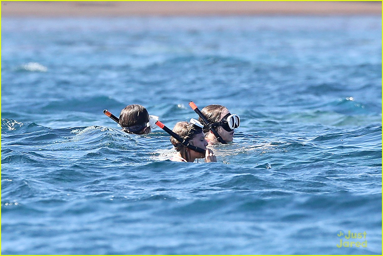 Taylor Swift's Hawaii Trip with Haim - New Photos! | Photo 769140 ...