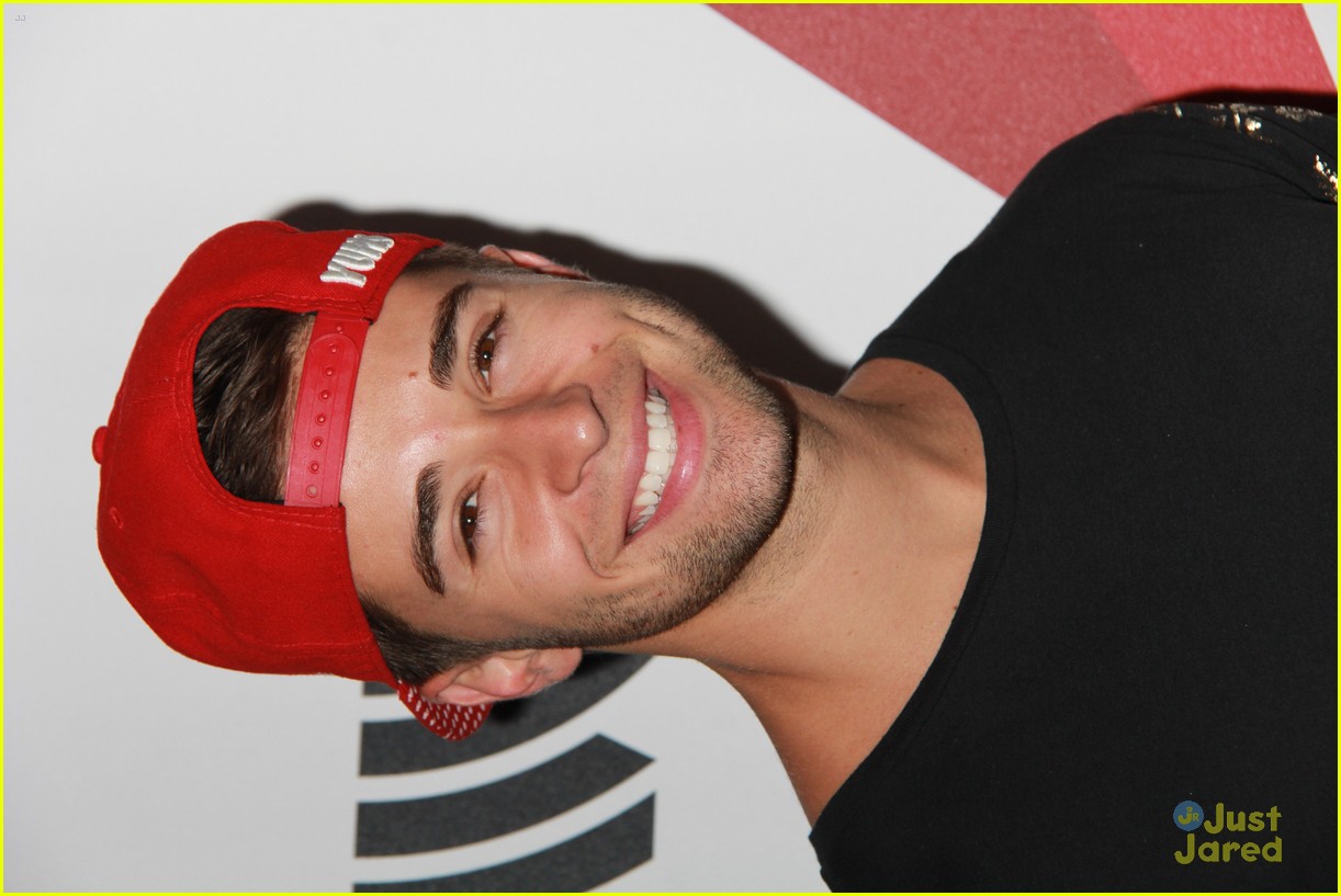 R5 & Nick Jonas Swing By Red Carpet Radio Row Ahead of The Grammys ...