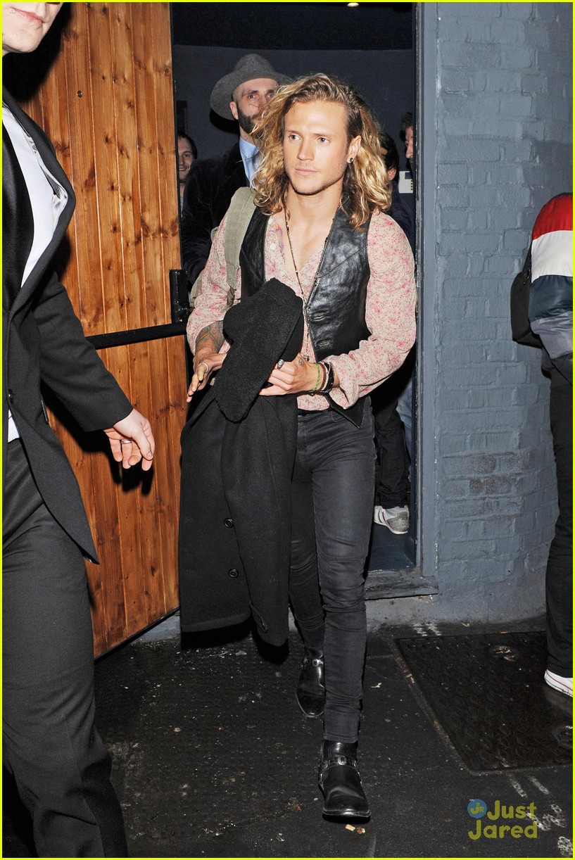 Ellie Goulding's 'Love Me Like You Do' Tops Singles Chart For Straight ...