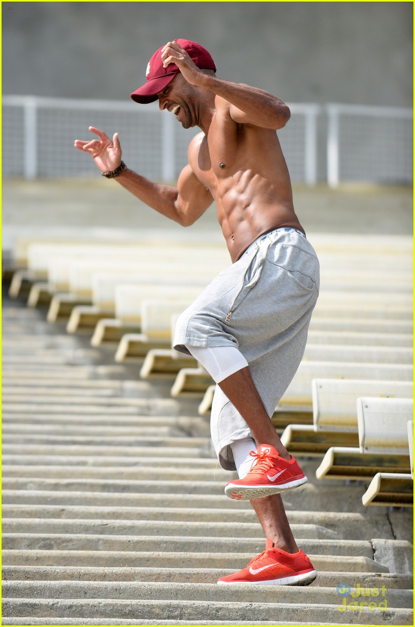 Ricky Whittle Shows Off Shirtless Buff Body During Workout With Jade ...