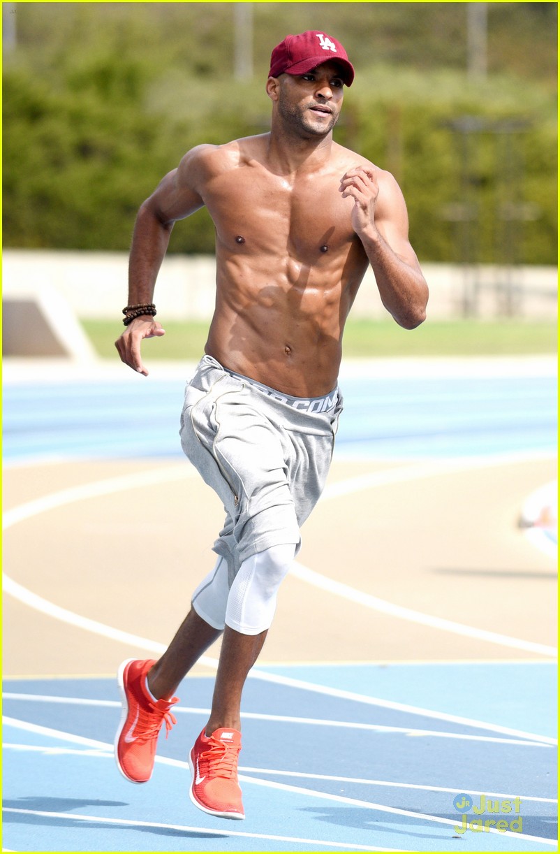 Ricky Whittle Shows Off Shirtless Buff Body During Workout With Jade ...