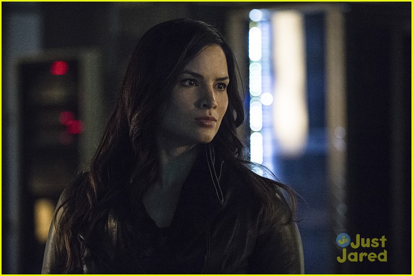 Nyssa Is The League Of Assassins New Target On Tonights Arrow Photo 806619 Photo Gallery