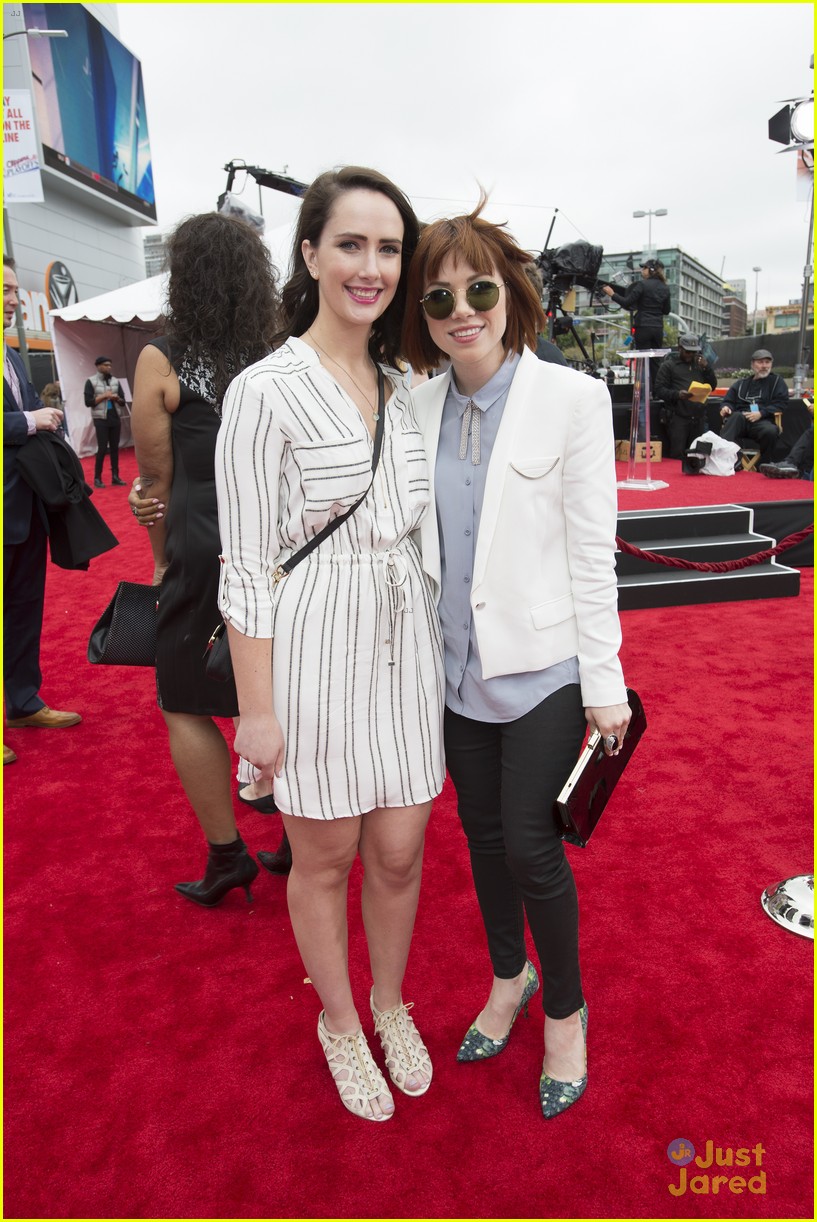 Carly Rae Jepsen & Megan Nicole Keep It Classic for RDMAs 2015 Red ...
