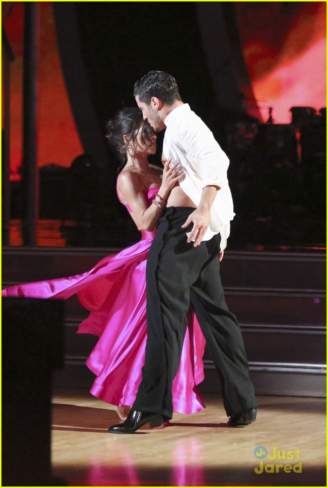 Meryl Davis & Maksim Chmerkovskiy Have A Dance Showdown on 'DWTS' 10th ...