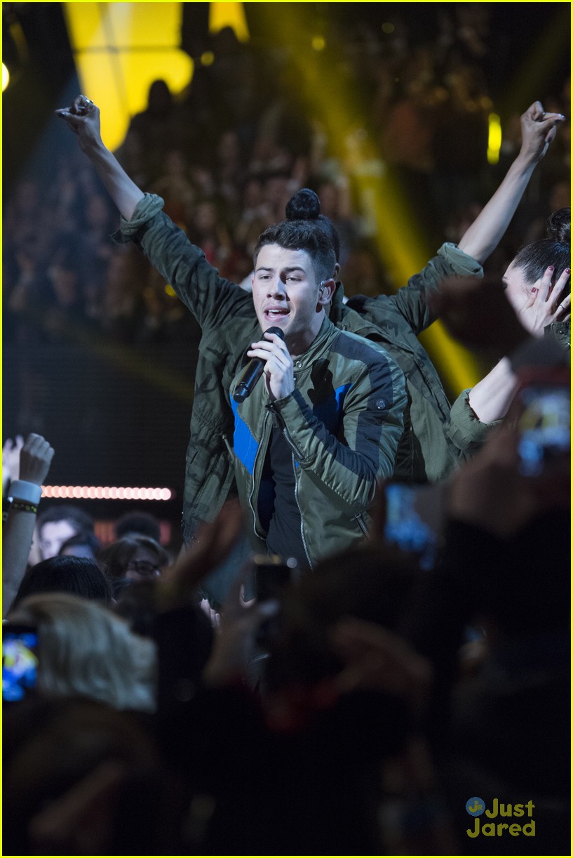 Shawn Mendes & Nick Jonas Perform At RDMAs 2015 - See The Pics! | Photo ...