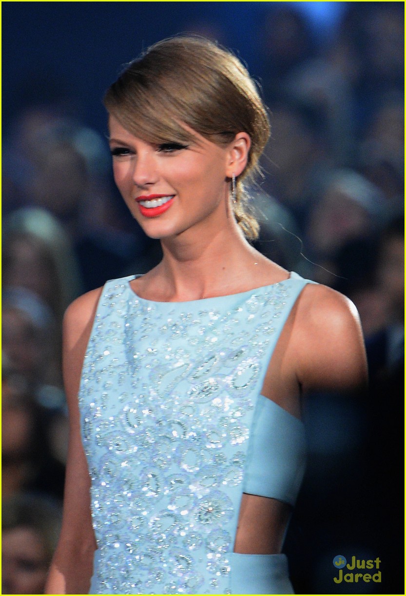 Taylor Swift Shares Sweet ACM Backstage Moment with Mom! | Photo 802415 ...