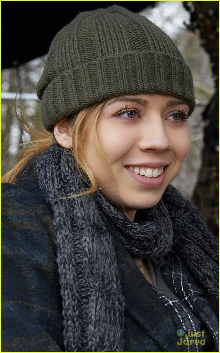 Jennette McCurdy Shows Off Her Darker Side in First Official 'Between ...