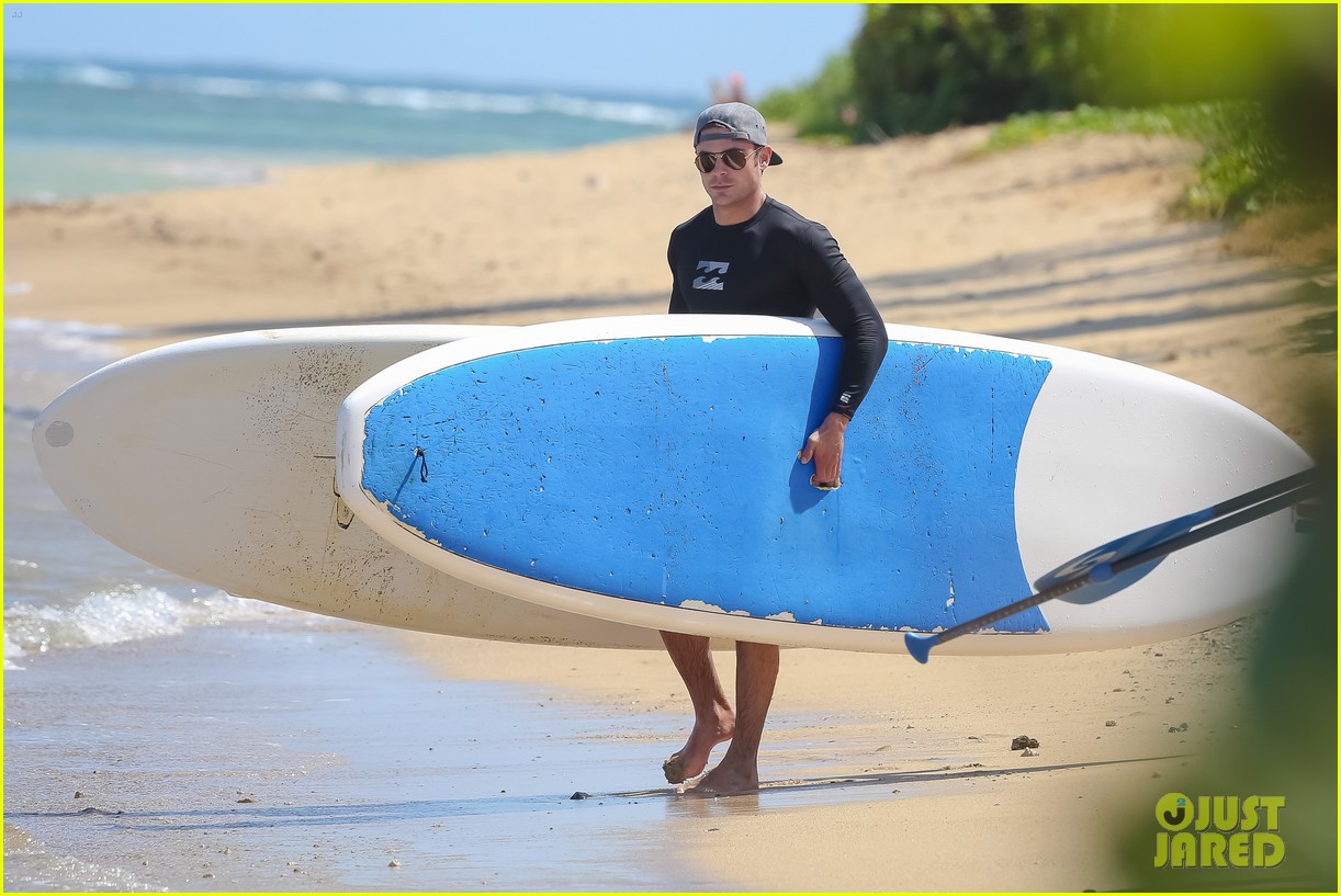 Zac Efron Is Wetsuit Ready for His Hawaii Beach Day | Photo 817609 ...