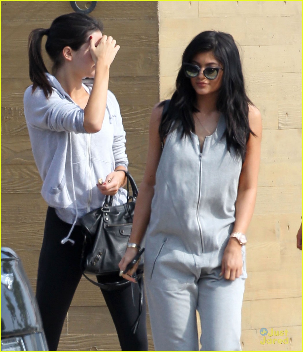 Kendall & Kylie Jenner Talk With Teary Kim Kardashian About Dad Bruce's ...