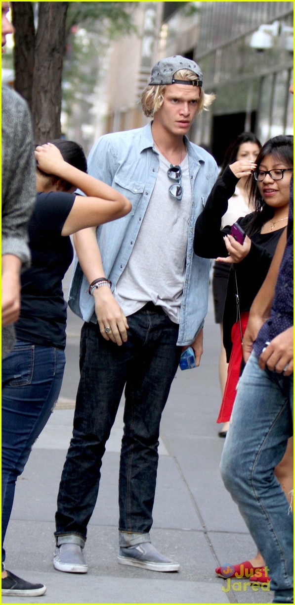 Cody Simpson Goes Surfing in New 'Livin' Easy' Music Video - Watch Now ...