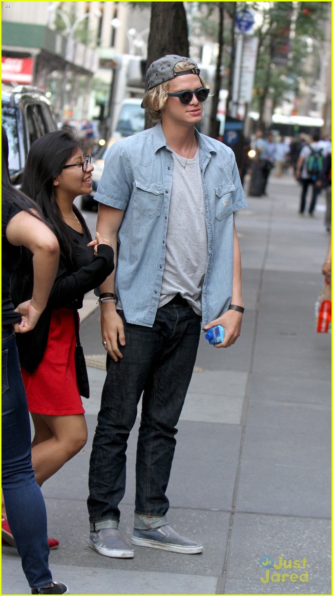 Cody Simpson Goes Surfing in New 'Livin' Easy' Music Video - Watch Now ...