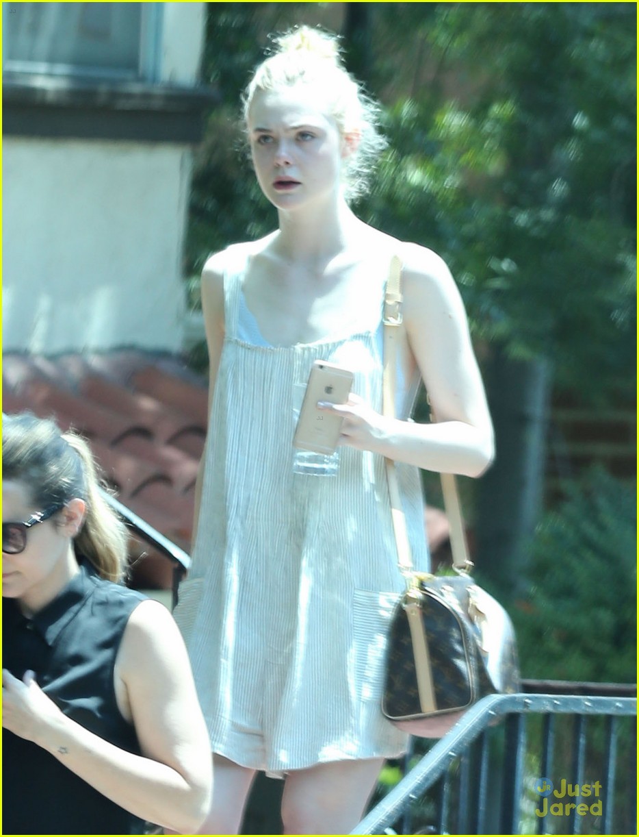 Elle Fanning Has Movie Date Night with Zalman Band | Photo 841629 ...
