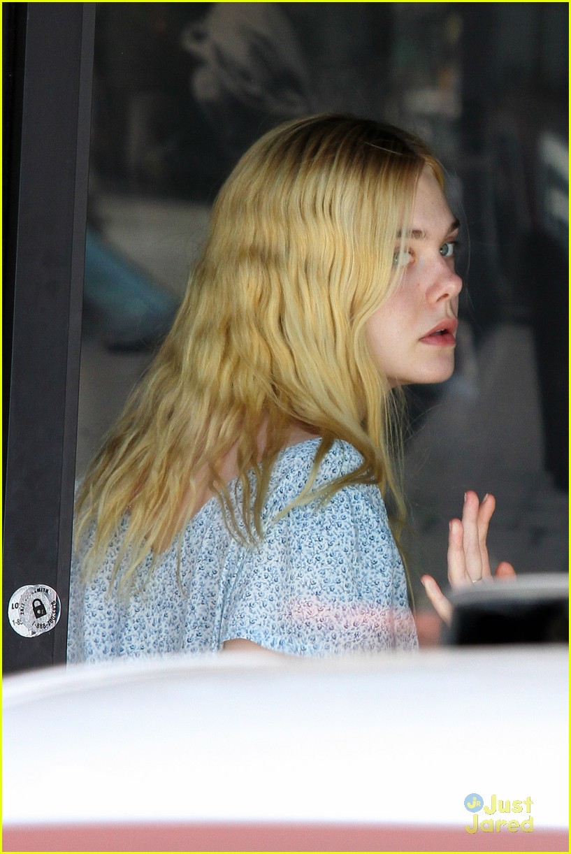 Elle Fanning Has Movie Date Night with Zalman Band | Photo 841631 ...