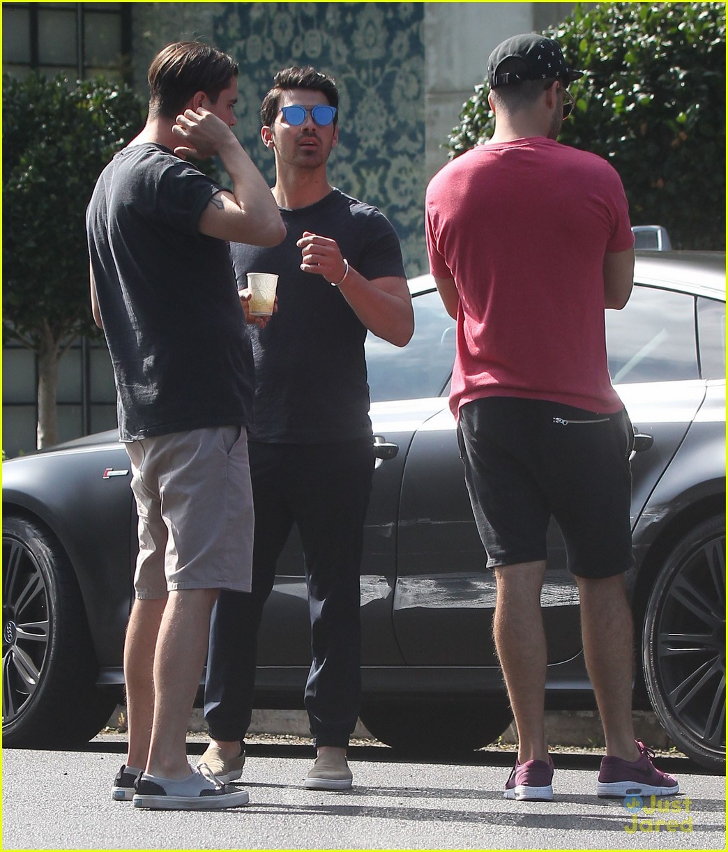 Joe Jonas Steps Out After Cody Simpson is Asked About Him | Photo ...