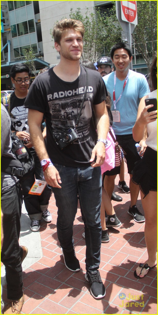 Tyler Posey Meets With Fans Before Fandom Awards At SDCC With Keegan ...
