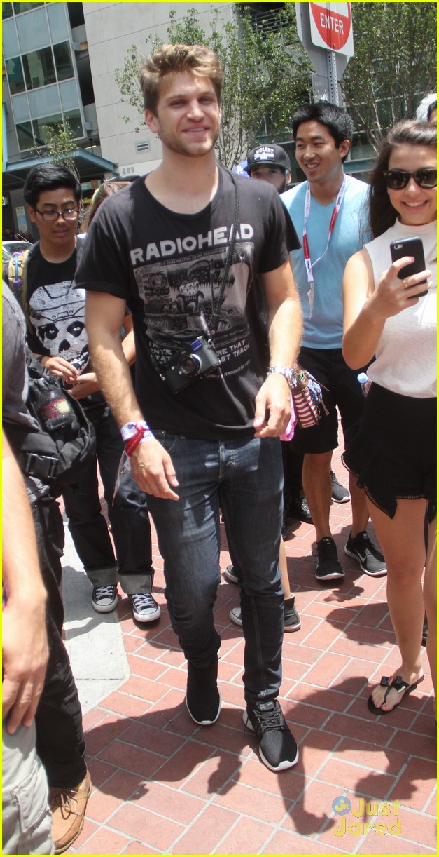 Tyler Posey Meets With Fans Before Fandom Awards At SDCC With Keegan ...