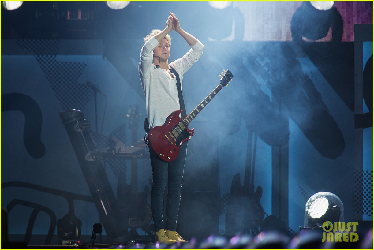 Louis Tomlinson Takes to Twitter for First Time Since Baby News | Photo ...