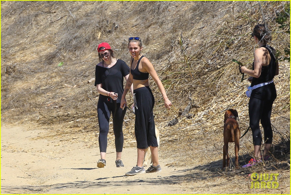 Miley Cyrus Shows Off Her Toned Abs in a Sports Bra! | Photo 852454 ...