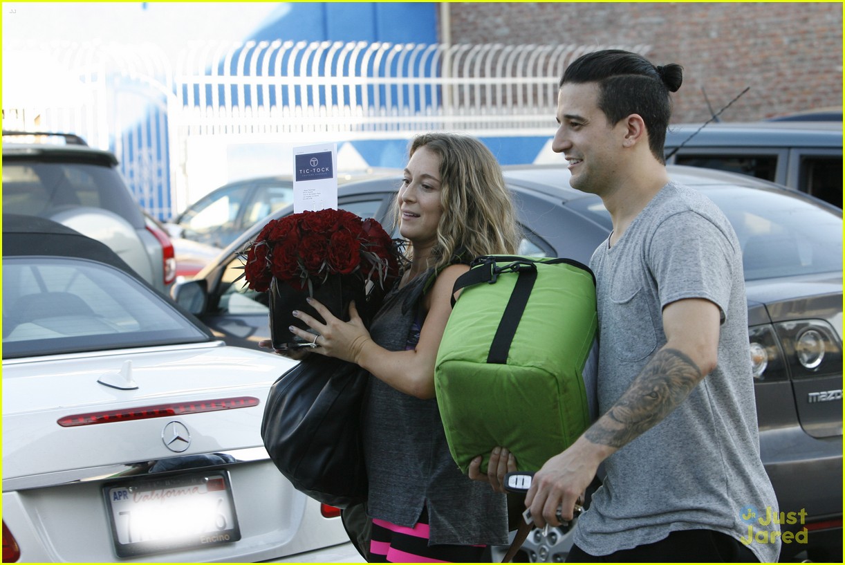Alexa PenaVega Gets Red Roses After Perfect Score With Derek Hough on ...