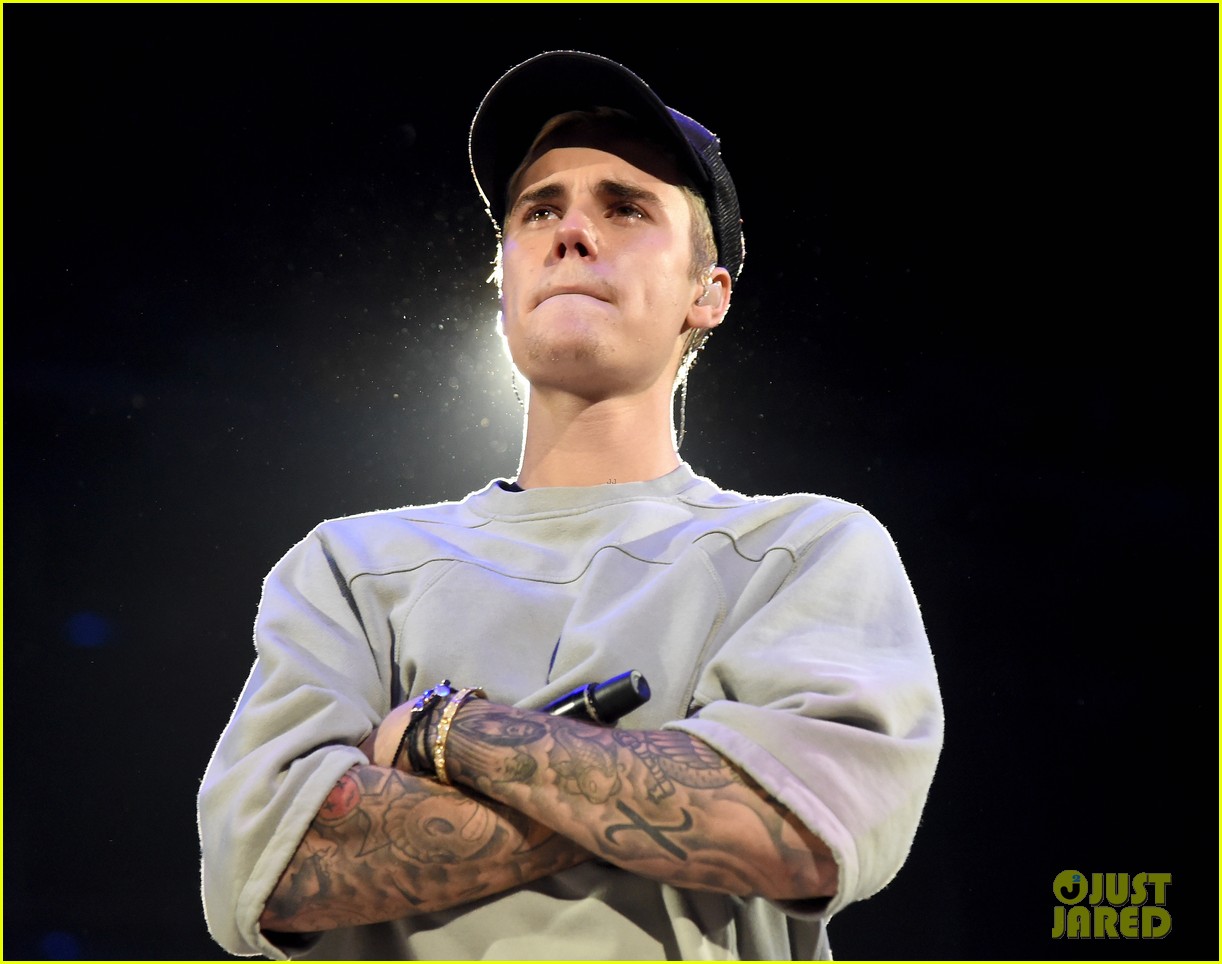 Justin Bieber Cries On Stage at 'Purpose' Album Release Show | Photo ...