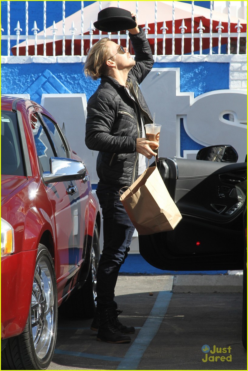 Bindi Irwin Turns Into Roxie Hart For Duet Dance With Alexa PenaVega ...