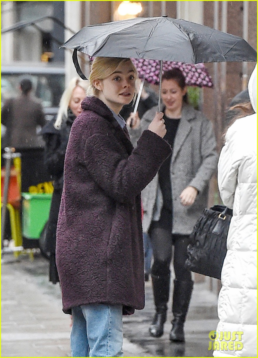 Elle Fanning Enjoys A Rainy Day in London | Photo 898884 - Photo ...