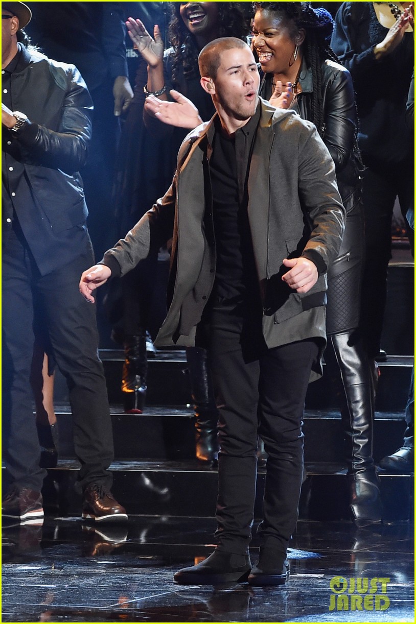 Nick Jonas Performs at AMAs 2015 - Watch His Performance Video! | Photo ...