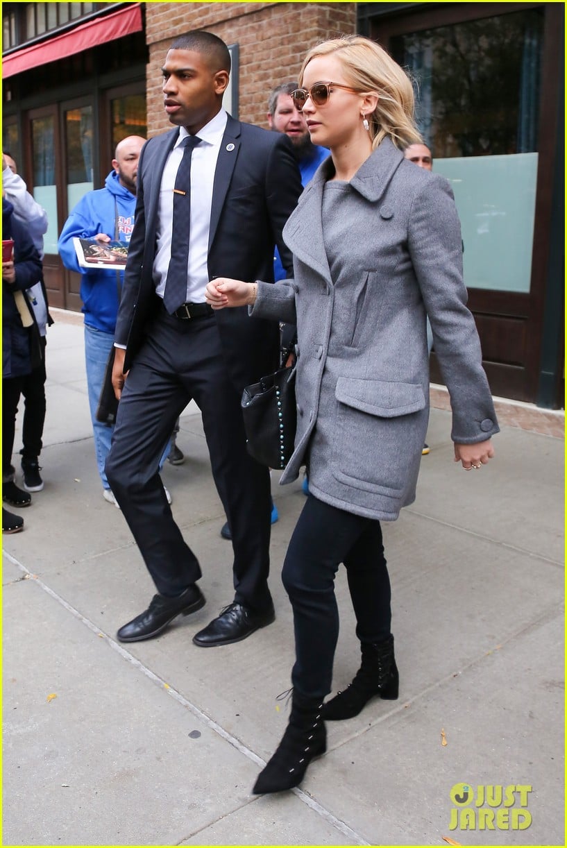 Jennifer Lawrence Wears a Crazy Dress with Rainbow Sleeves on 'Fallon ...