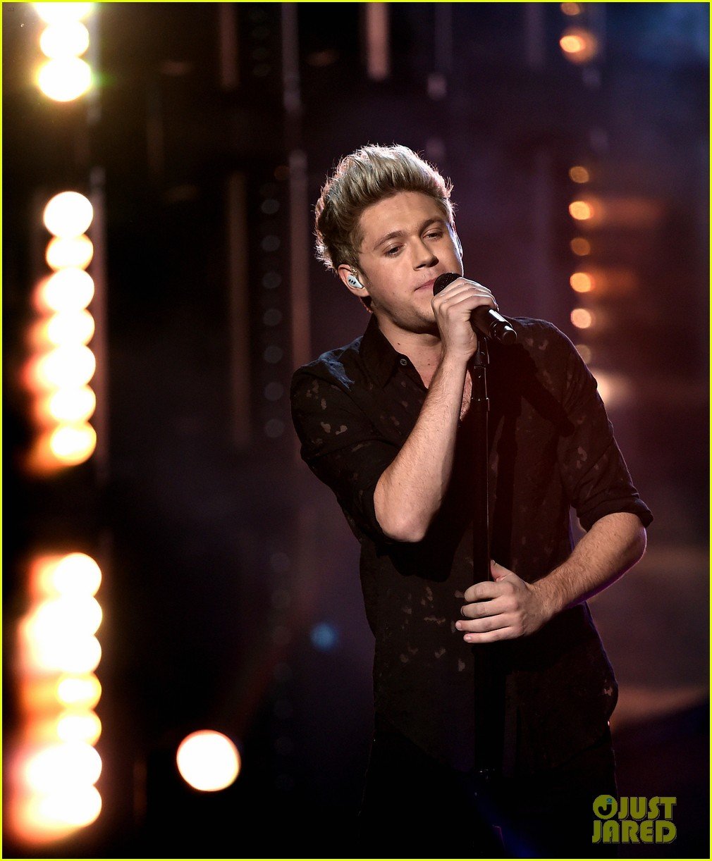 One Direction Takes the Stage for AMAs 2015 Performance - Watch Now ...