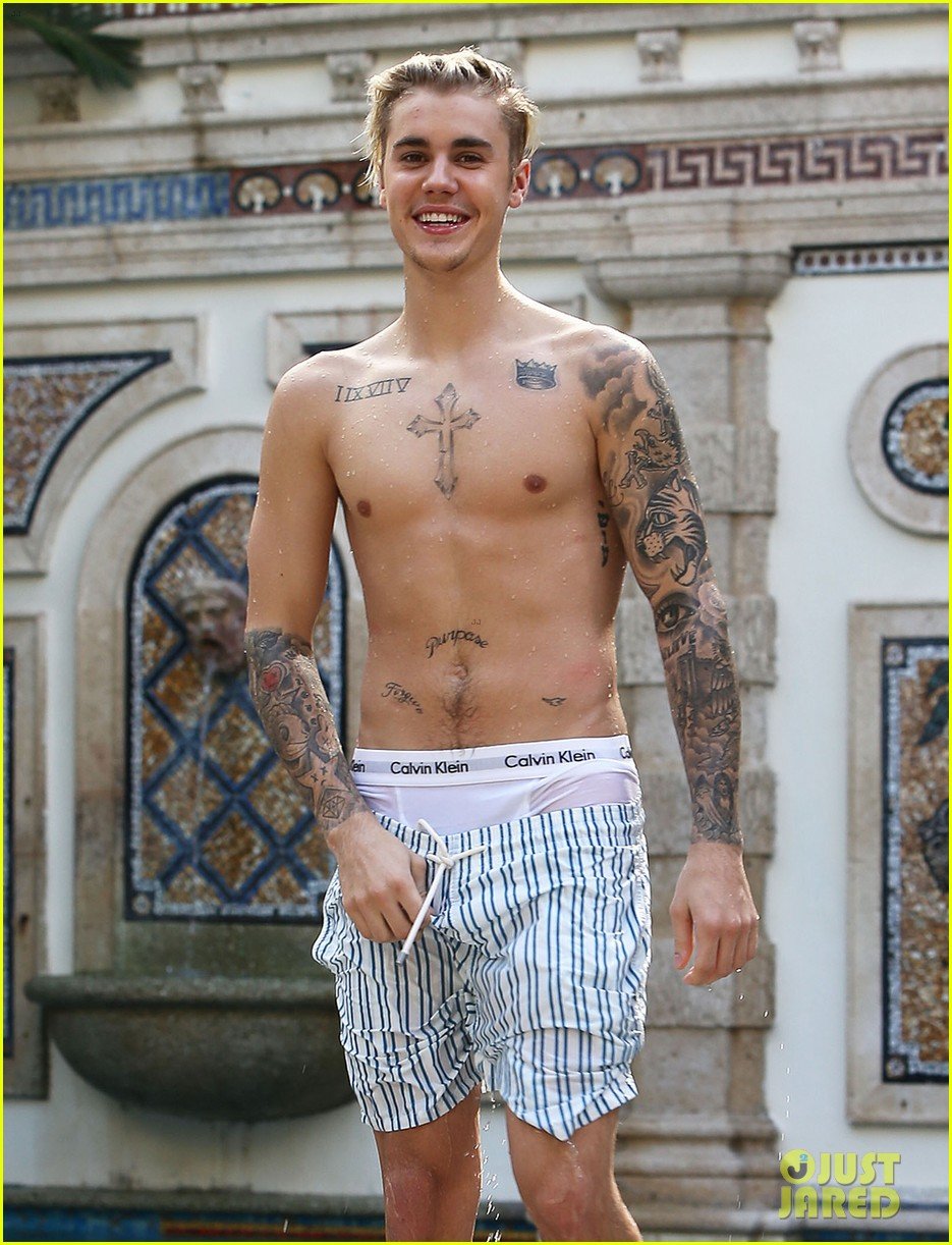 Justin Bieber Cools Off with a Shirtless Swim! | Photo 904727 - Photo ...