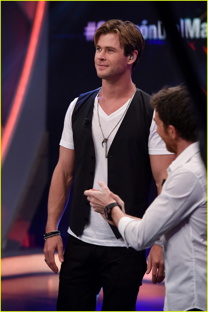 Tom Holland & Chris Hemsworth Strike a 'Spider-Man' Pose | Photo 901739 ...