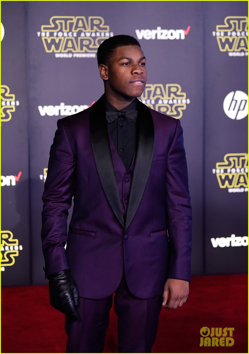 Daisy Ridley & John Boyega Premiere 'Star Wars' with Billie Lourd ...