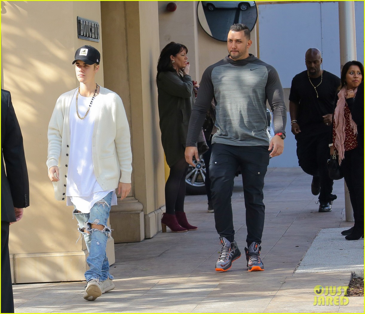 Justin Bieber Plays Beethoven in Beverly Hills - Watch The Vid! | Photo ...