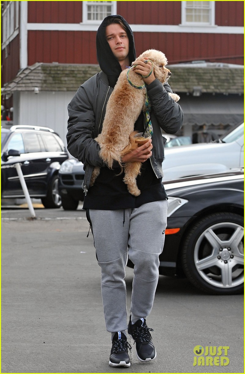 Patrick Schwarzenegger Carries His Cute Dog to Lunch | Photo 913912 ...