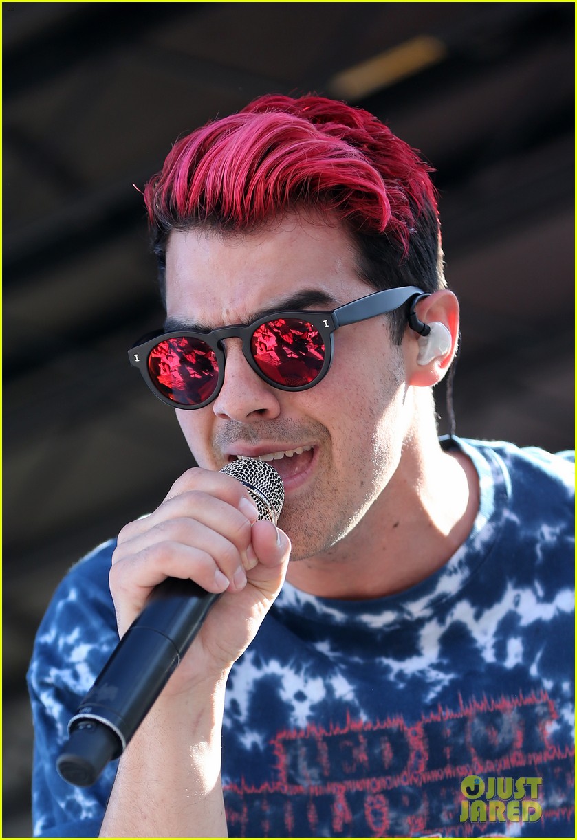 Joe Jonas & DNCE Perform for Models on South Beach! | Photo 932570 ...