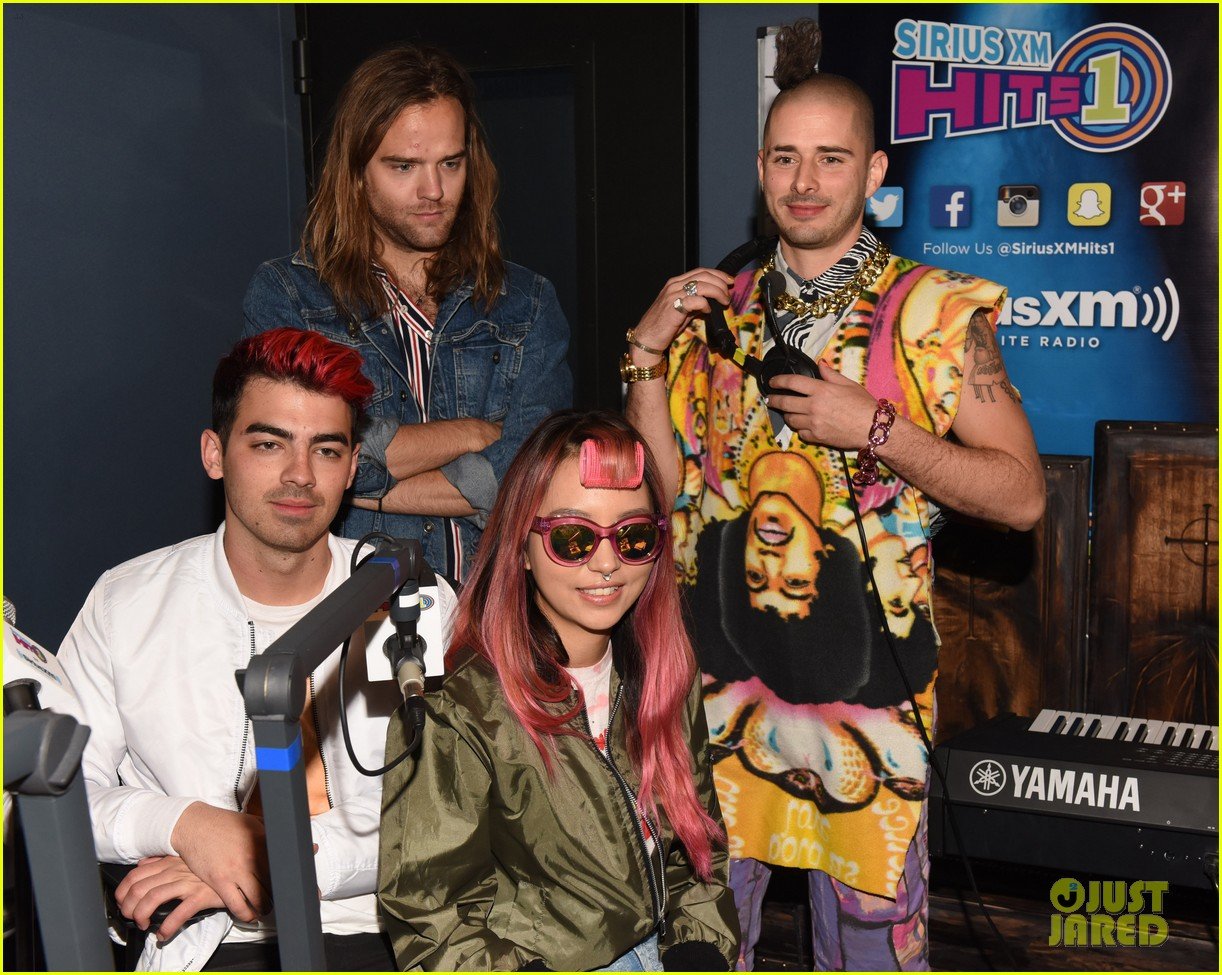 Hailee Steinfeld & DNCE Announce 'Rock Bottom' Song Collaboration ...