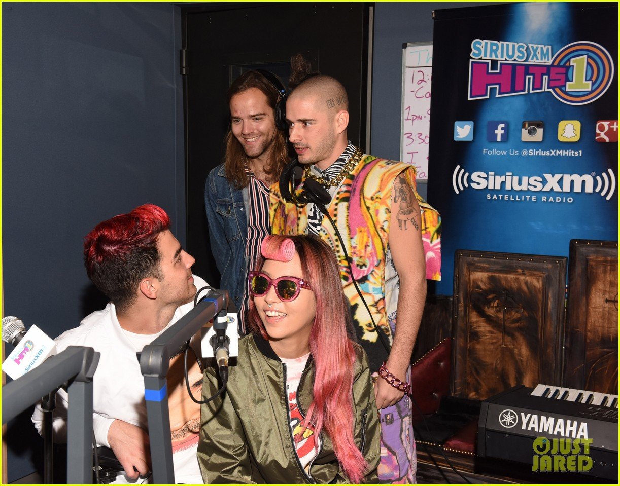 Hailee Steinfeld & DNCE Announce 'Rock Bottom' Song Collaboration ...