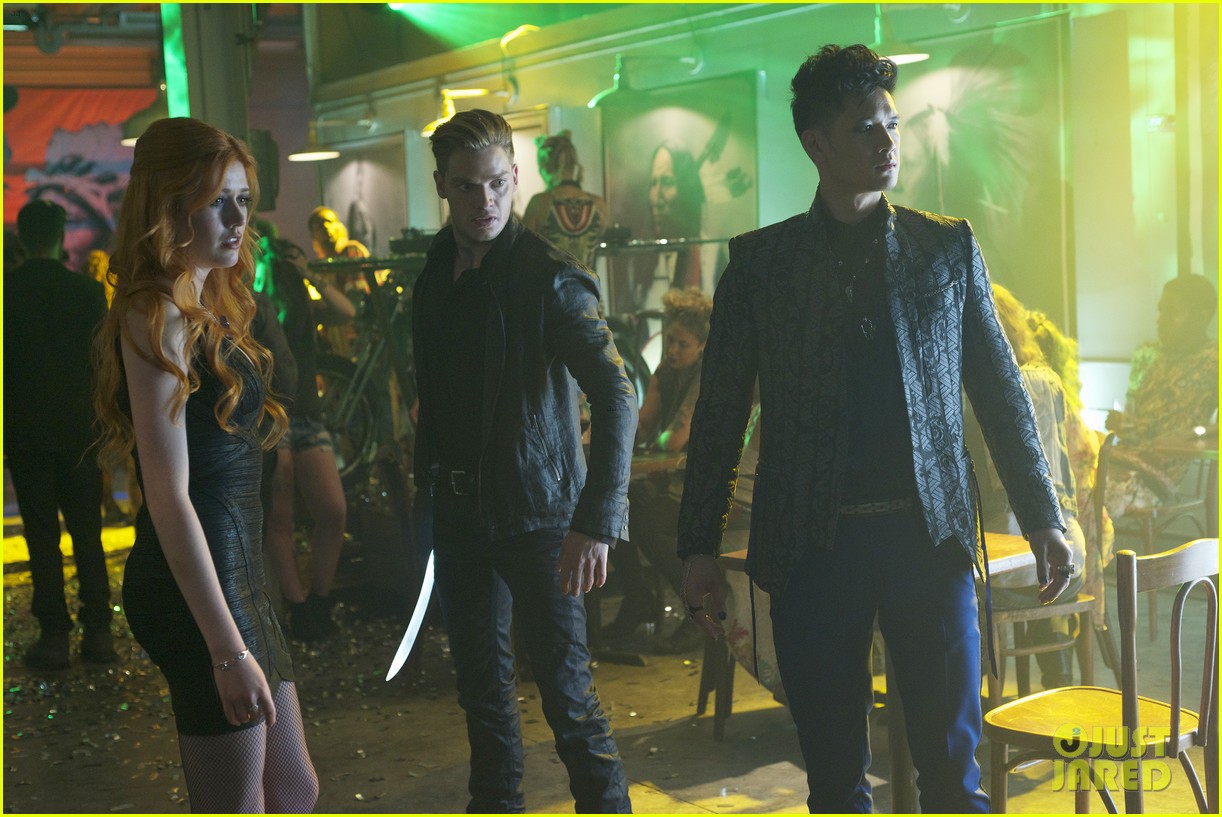 Dominic Sherwood Shows Off Ripped Shirtless Body on Tonight's ...