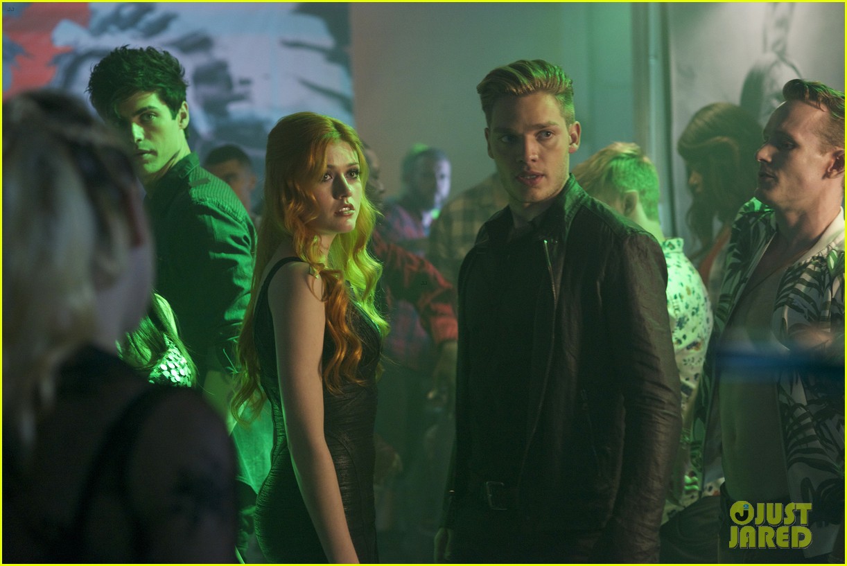 Dominic Sherwood Shows Off Ripped Shirtless Body on Tonight's ...