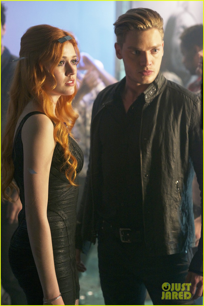 Dominic Sherwood Shows Off Ripped Shirtless Body on Tonight's ...